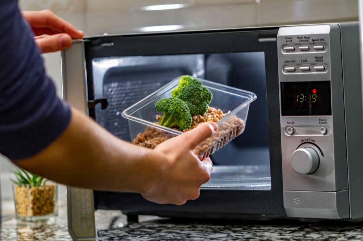 Can Plastic Go in The Oven: Debunking the Common Myths and Providing ...